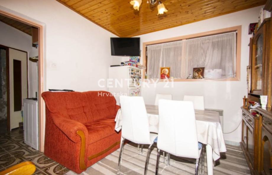 DVA MANJA STANA U CENTRU ŠIBENIKA (svaki po 35 M/2) (prodaja)