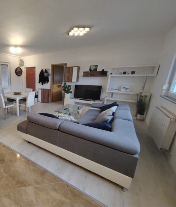 Prodaja stan 61 m2, sa terasom 34 m2 i VPM, novija gradnja (prodaja)