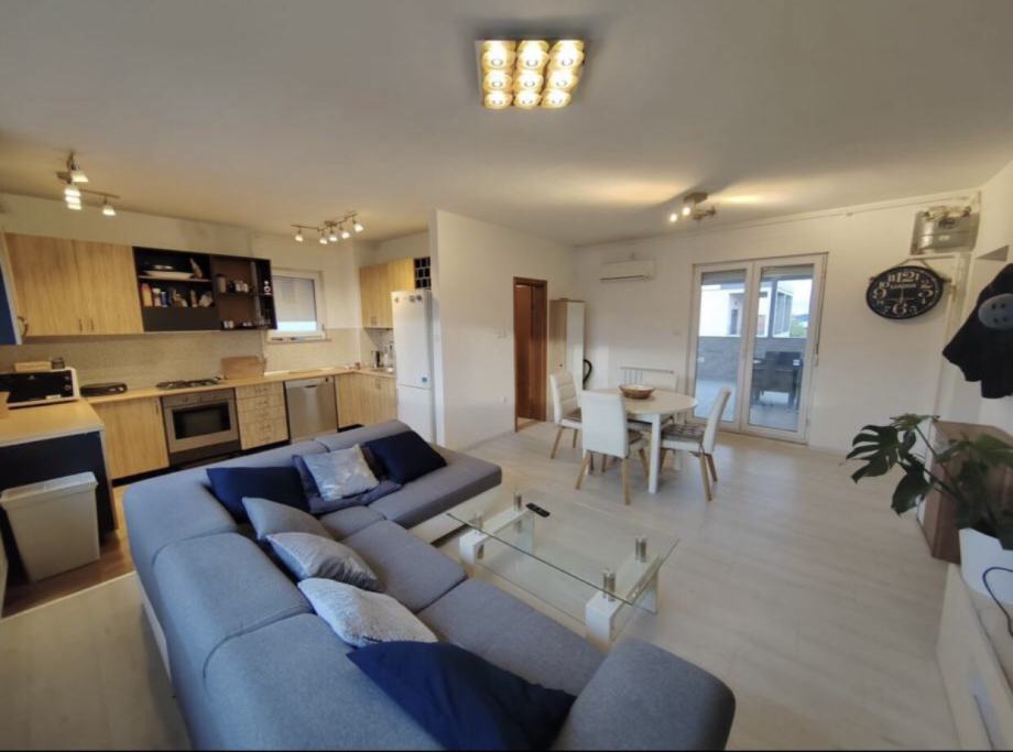 Prodaja stan 61 m2, sa terasom 34 m2 i VPM, novija gradnja (prodaja)