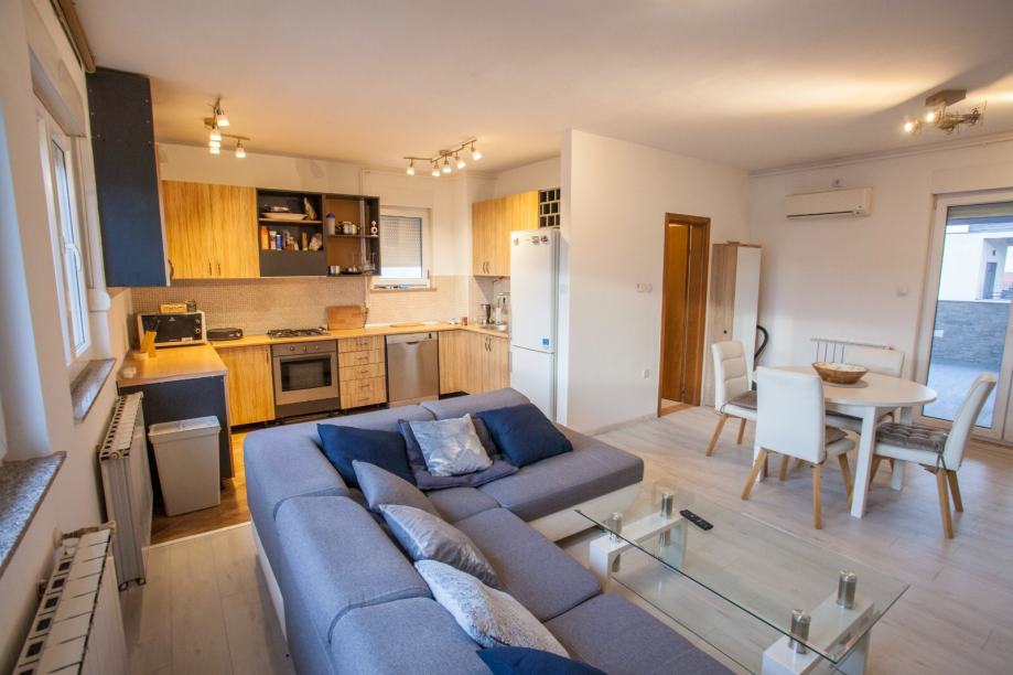 Prodaja stan 61 m2, sa terasom 34 m2 i VPM, novija gradnja (prodaja)