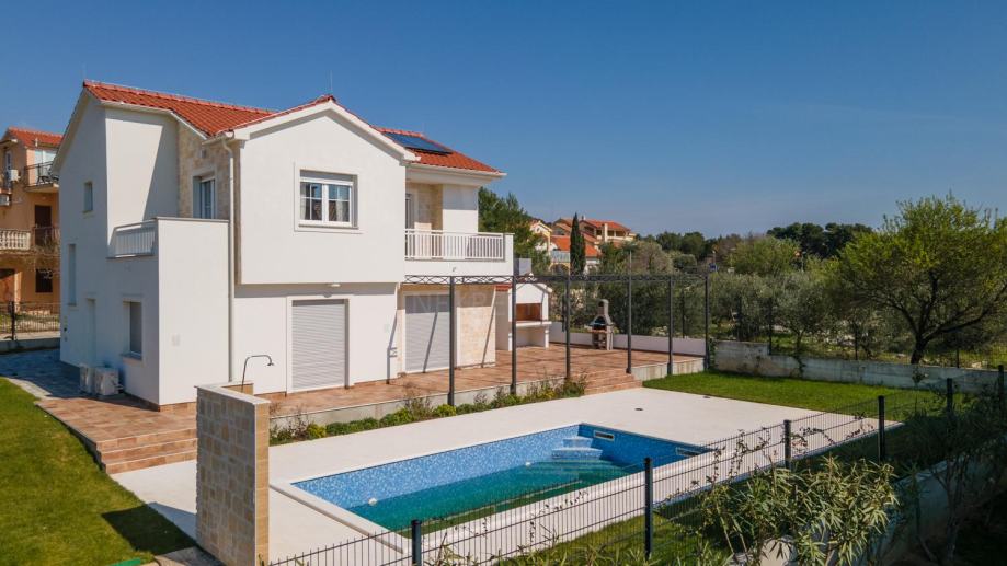 Prodaje se nova namještena kuća s bazenom, Tribunj