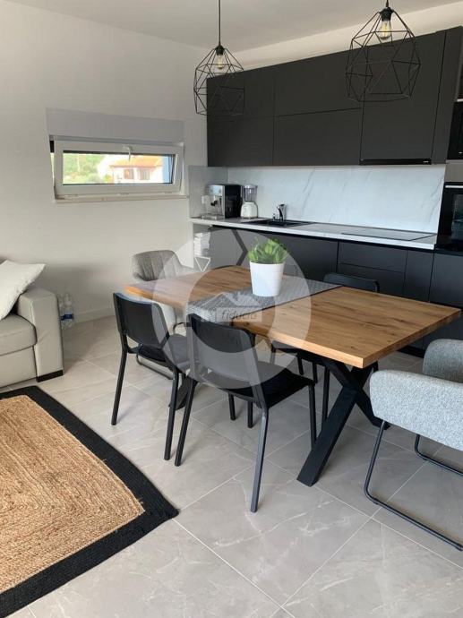 PRODAJE SE STAN U NOVOGRADNJI SA POGLEDOM NA MORE! (prodaja)