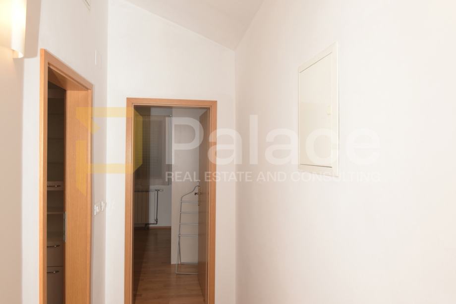 Prostran dvosoban stan s pogledom (iznajmljivanje)