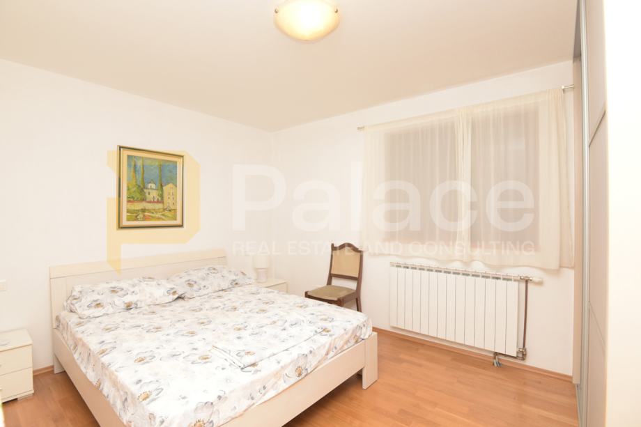 Prostran dvosoban stan s pogledom (iznajmljivanje)