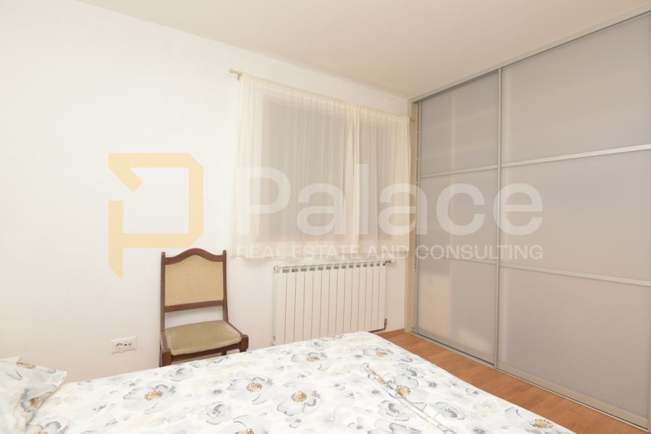 Prostran dvosoban stan s pogledom (iznajmljivanje)