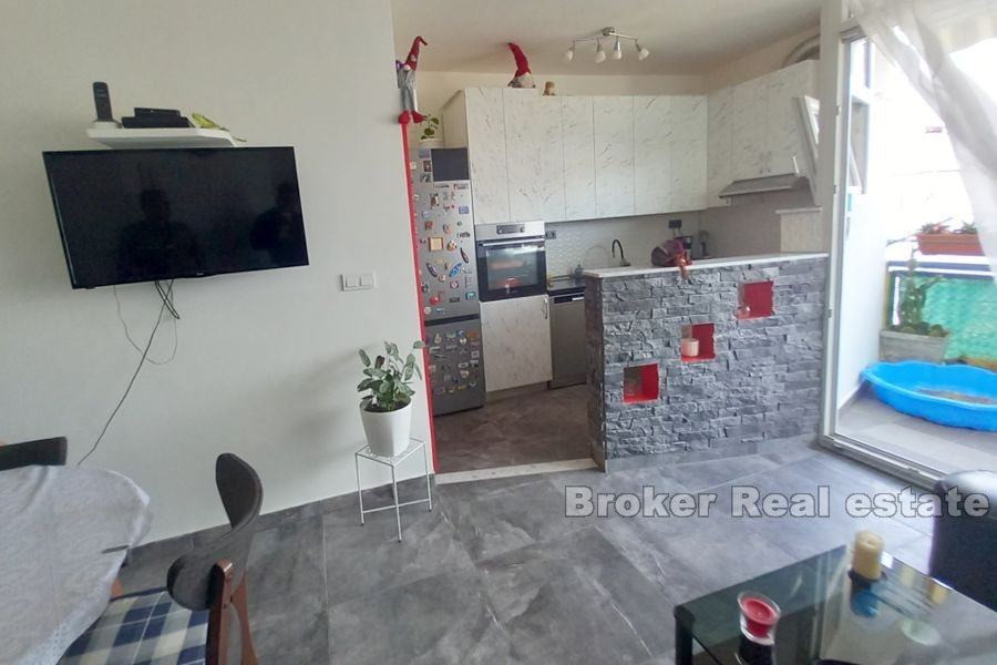 Prostran dvosoban stan (prodaja)