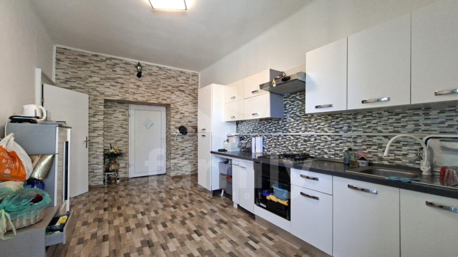 PROSTRAN OBITELJSKI STAN SA POGLEDOM NA GRAD (prodaja)