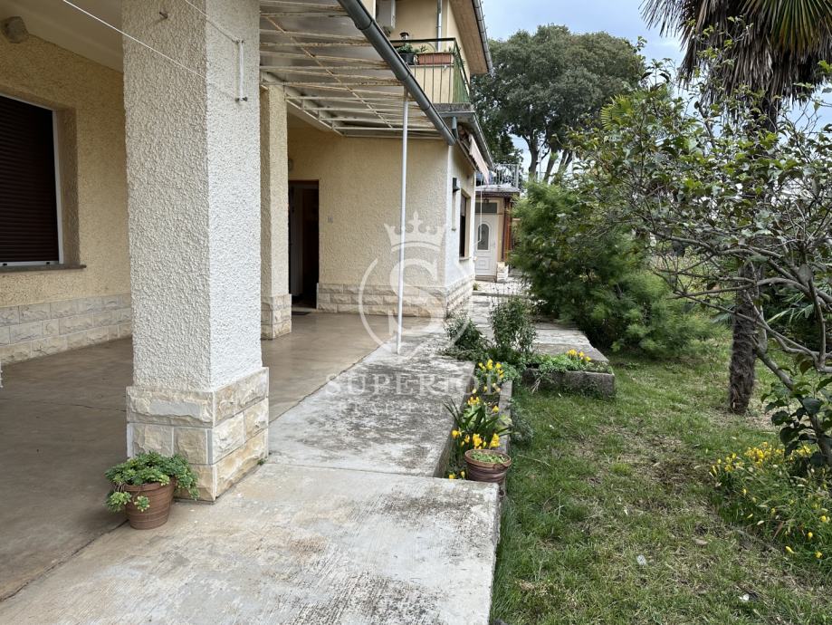 Prostran stan uz more s vrtom i garažom – Kantrida (prodaja)