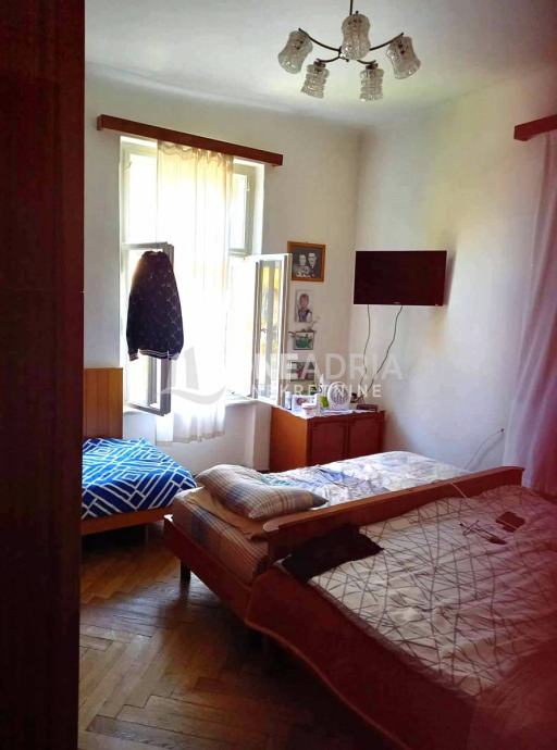 PROSTRAN STAN SA VELIKOM TERASOM I VRTOM!! (prodaja)