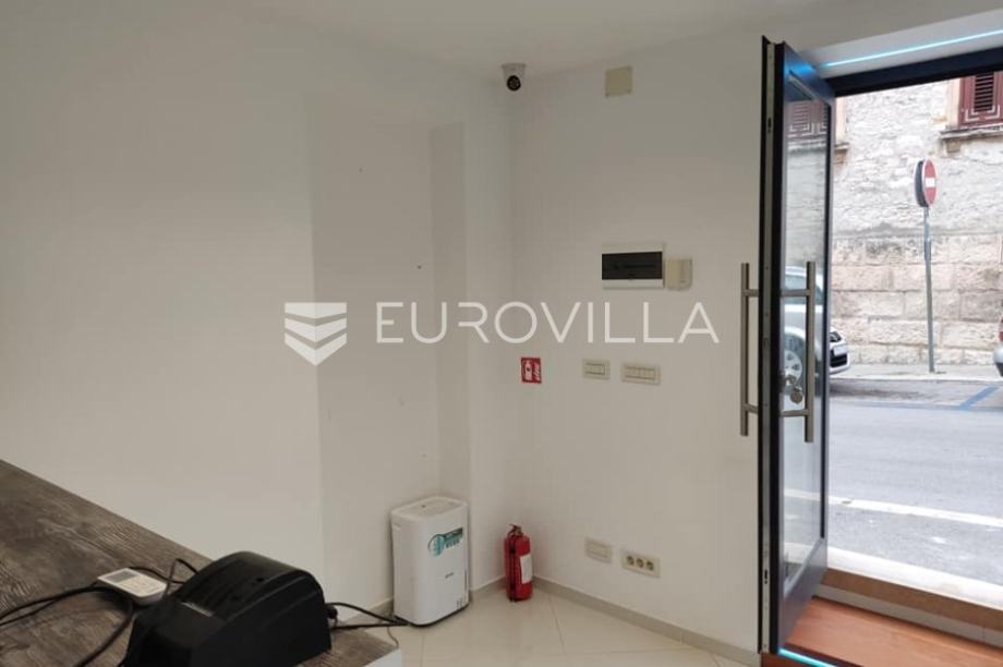 Pula, Centar, poslovni prostor s pogledom na Arenu, rijetkost na tržiš ...