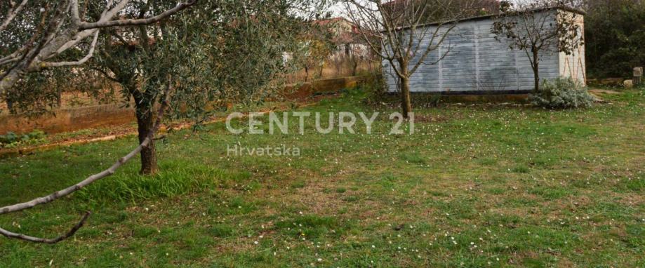 PULA: Građevinska parcela 1002 m2 s objektom