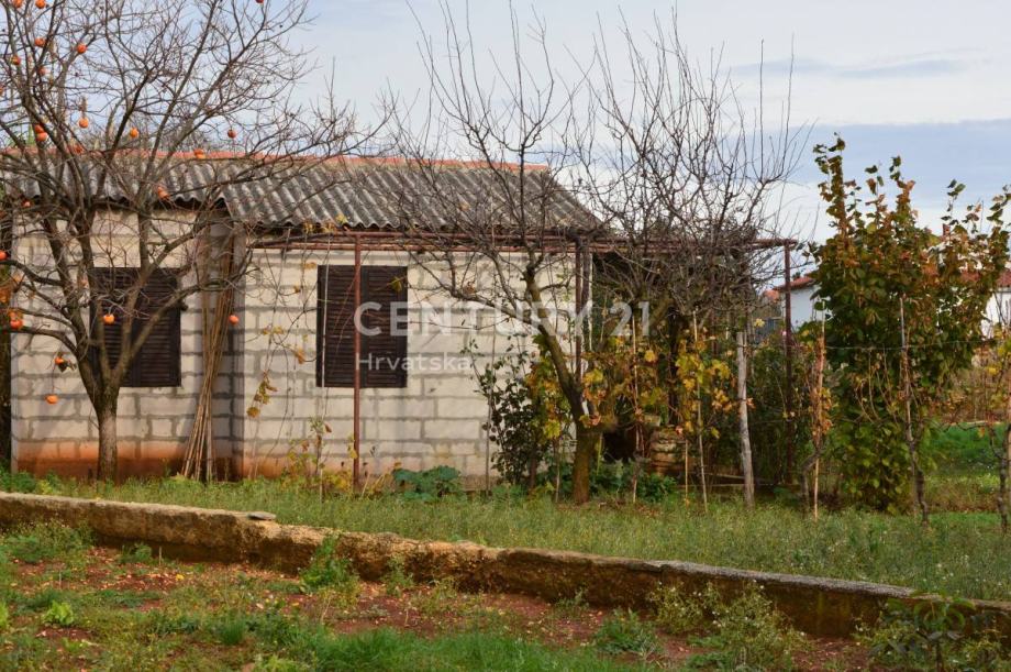 PULA: Građevinska parcela 1002 m2 s objektom