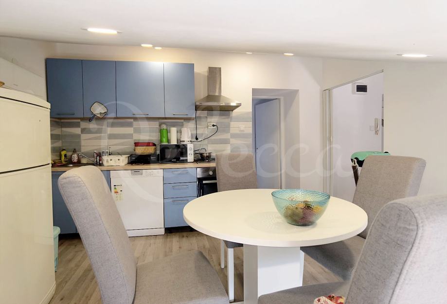 PULA, IZNAD ARENE: STAN, VISOKO POTKROVLJE, 48 m2 (prodaja) PULA, IZNAD ARENE: STAN, VISOKO POTKROVLJE, 48 m2 (prodaja)