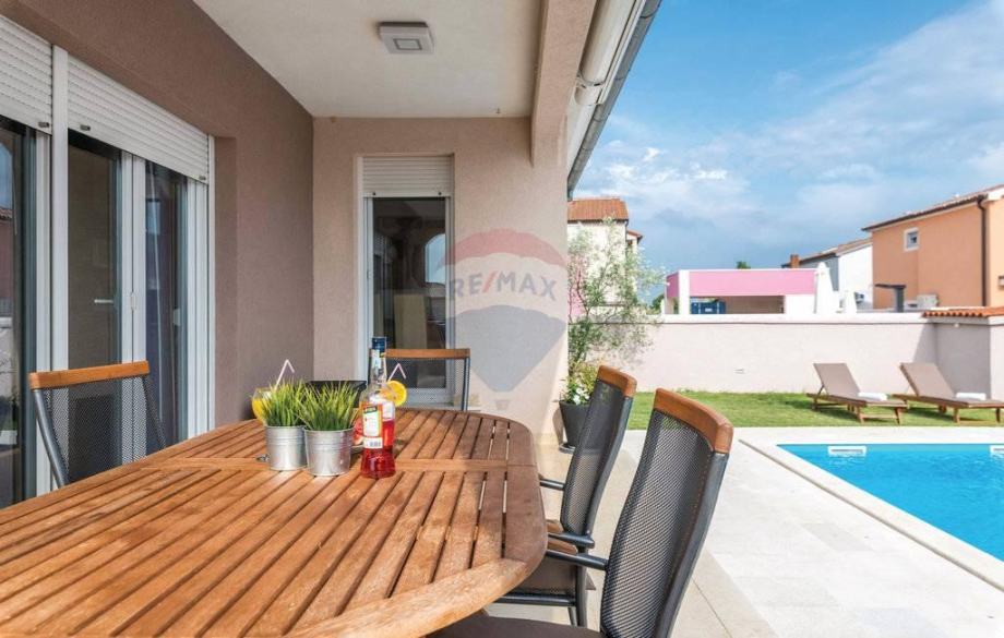 Pula,Jadreški - prizemnica sa garažom i bazenom (prodaja)