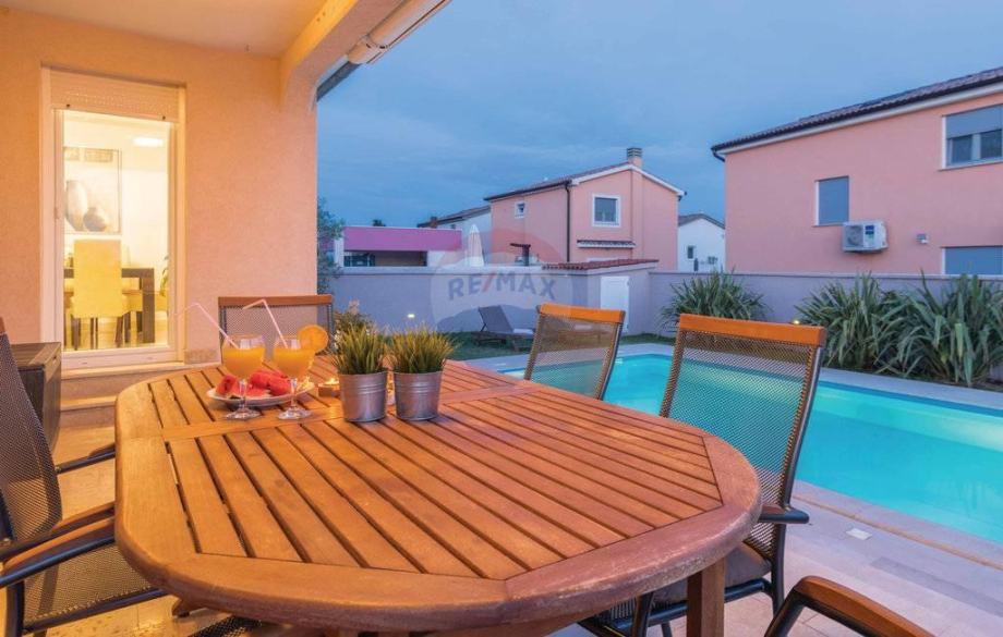 Pula,Jadreški - prizemnica sa garažom i bazenom (prodaja)