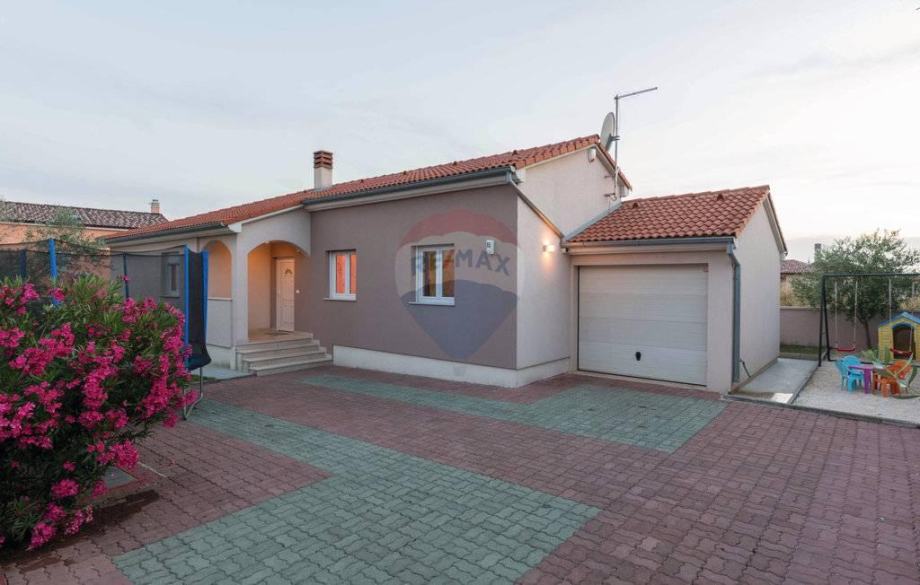 Pula,Jadreški - prizemnica sa garažom i bazenom (prodaja)