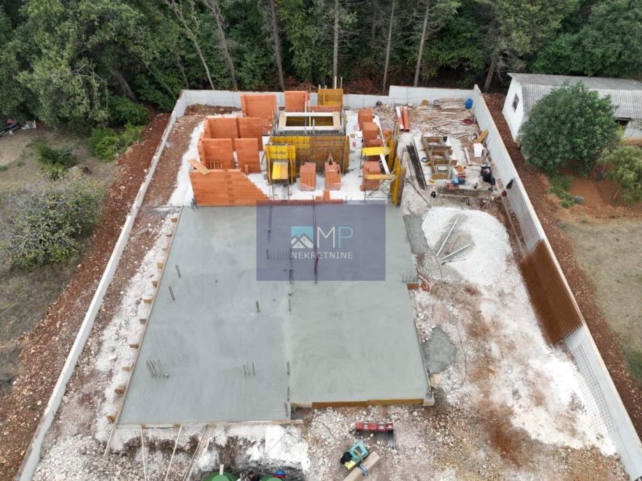Pula, Šijana, penthouse na II. katu, vanjski parking + garaža (prodaja)