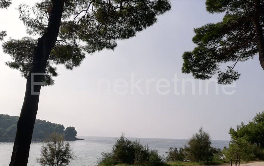 Pula - Stoja, Zelenika - atraktivan stan 150m od plaže (prodaja)