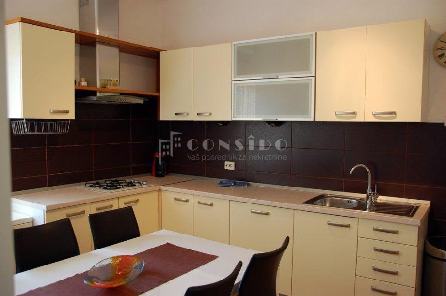 Rab, stan 70 m2, u centru Raba (prodaja)