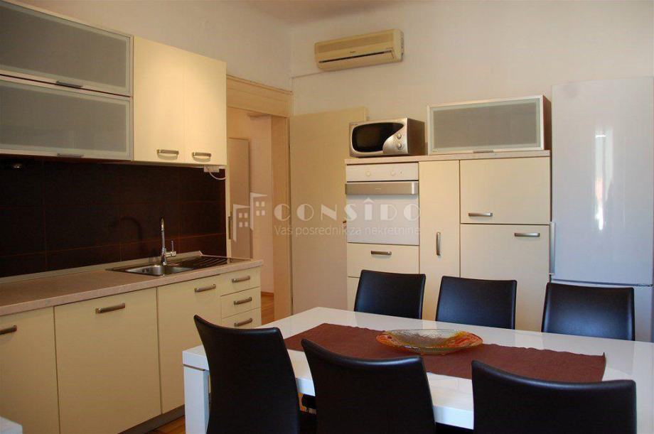 Rab, stan 70 m2, u centru Raba (prodaja)