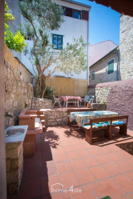 RAB, STARI GRAD, PREKRASNA KUĆA NA MORU, 85M2!! (prodaja)