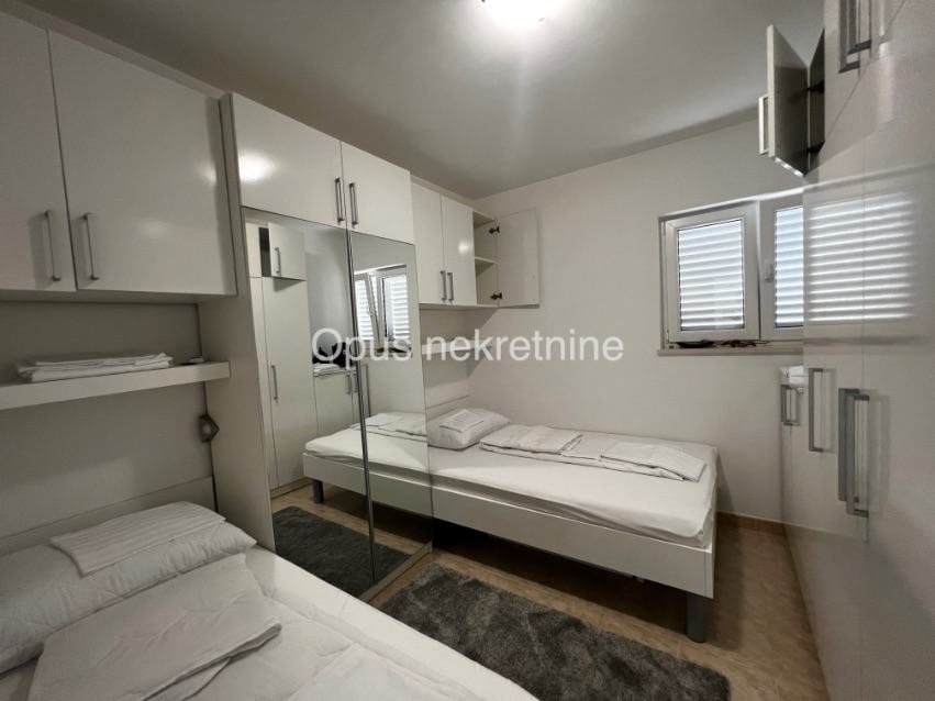 RADALJ, KLEK- kuća sa 3 namještena apartmana,prvi red do mora PRODANO ...