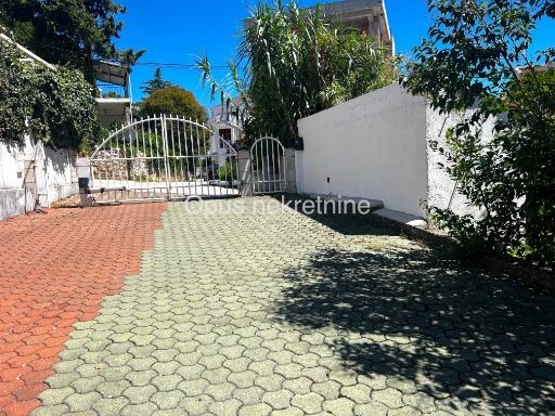 RADALJ, KLEK- kuća sa 3 namještena apartmana,prvi red do mora PRODANO ...