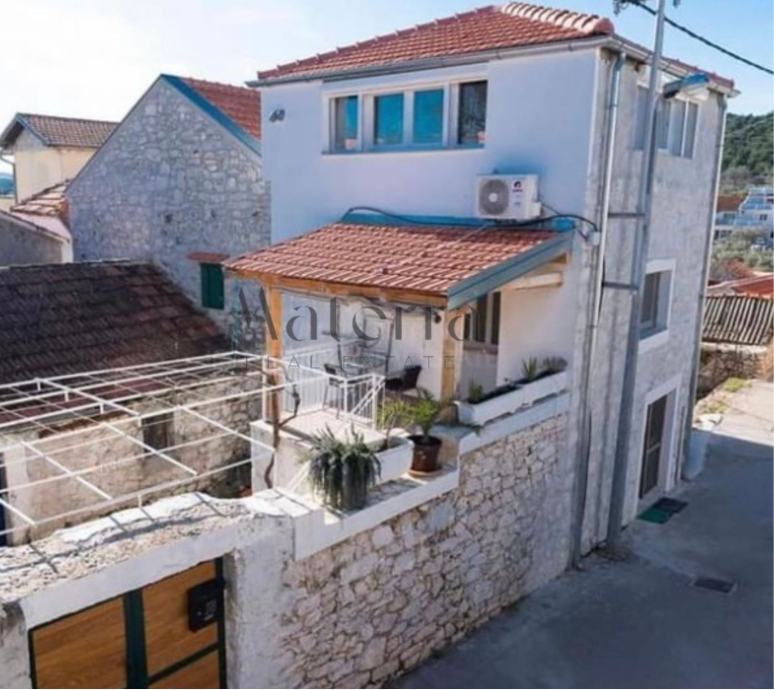 RASLINA, POTPUNO UREĐENA KUĆA, 100M OD PLAŽE (prodaja)