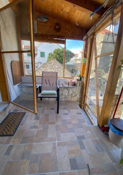 RASLINA, POTPUNO UREĐENA KUĆA, 100M OD PLAŽE (prodaja)