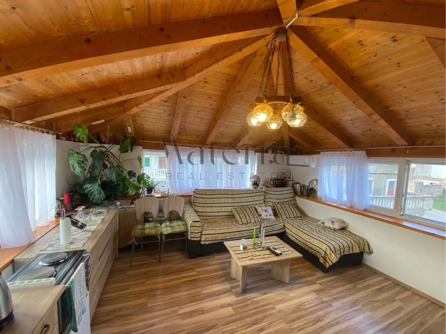 RASLINA, POTPUNO UREĐENA KUĆA, 100M OD PLAŽE (prodaja)