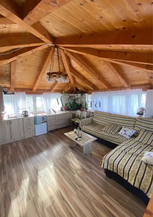 RASLINA, POTPUNO UREĐENA KUĆA, 100M OD PLAŽE (prodaja)