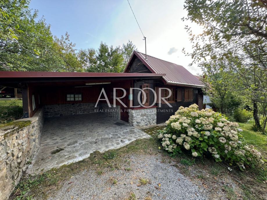 Razloge, izvor rijeke Kupe, dvije kućice za prodaju (prodaja)