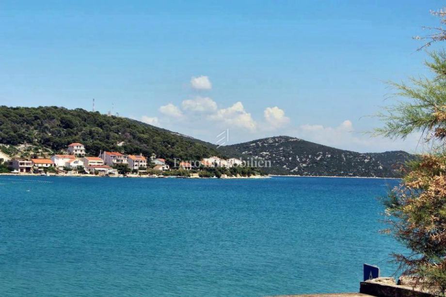 Renovirana kamena kuća drugi red do mora! (prodaja)