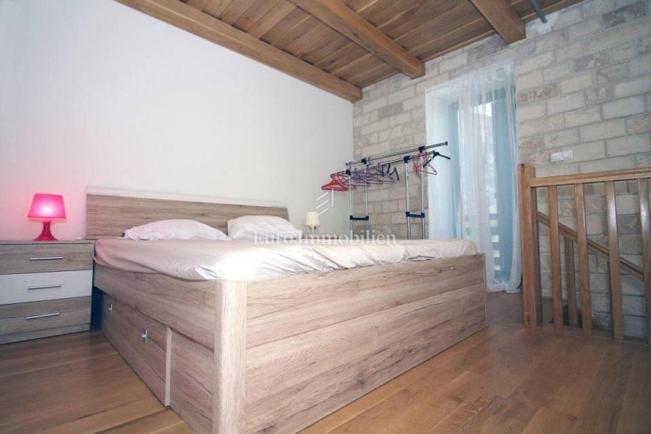 Renovirana kamena kuća drugi red do mora! (prodaja)