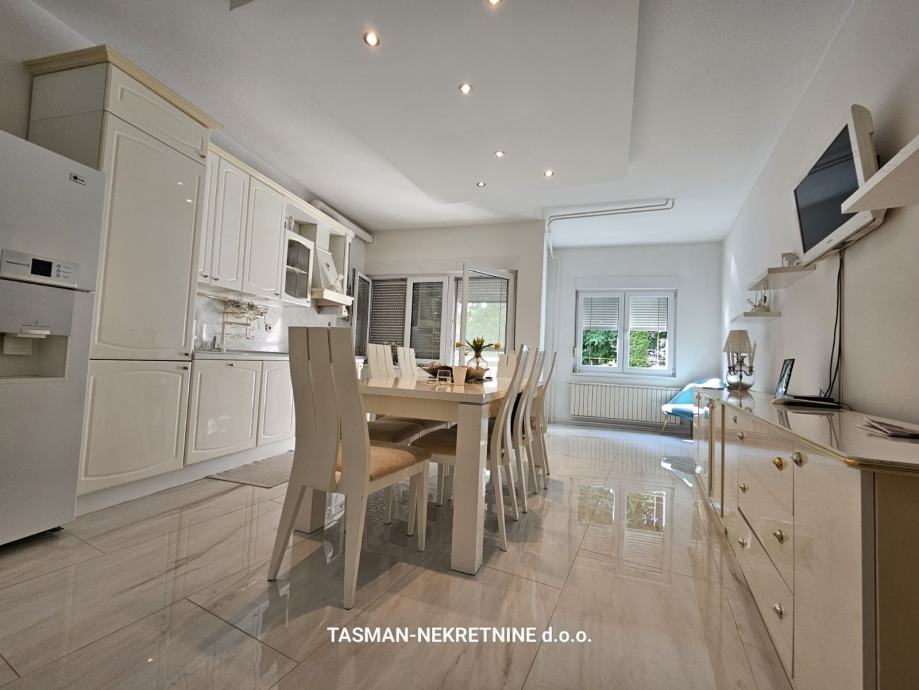 RETFALA! KOMPLETNO ADAPTIRANA 4-SOBNA KATNICA! TERASA! GARAŽA! PLIN ...