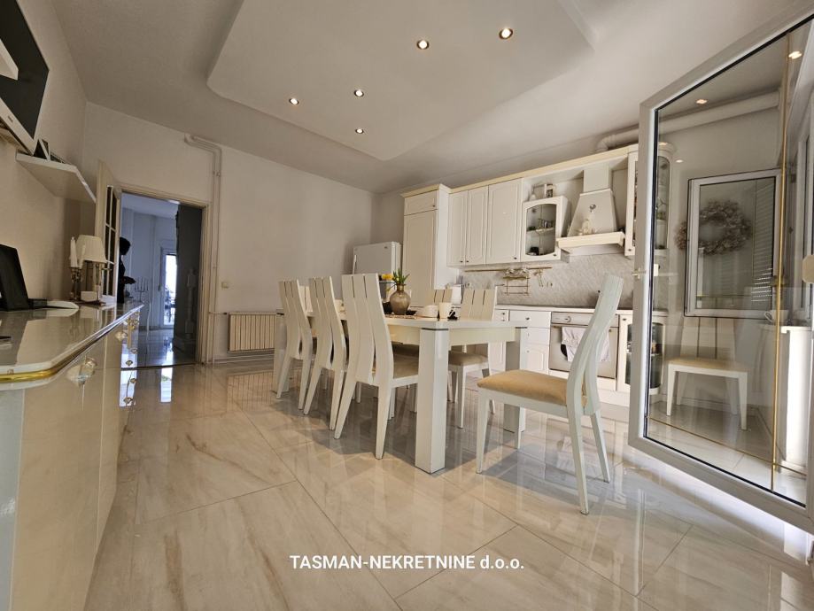 RETFALA! KOMPLETNO ADAPTIRANA 4-SOBNA KATNICA! TERASA! GARAŽA! PLIN ...