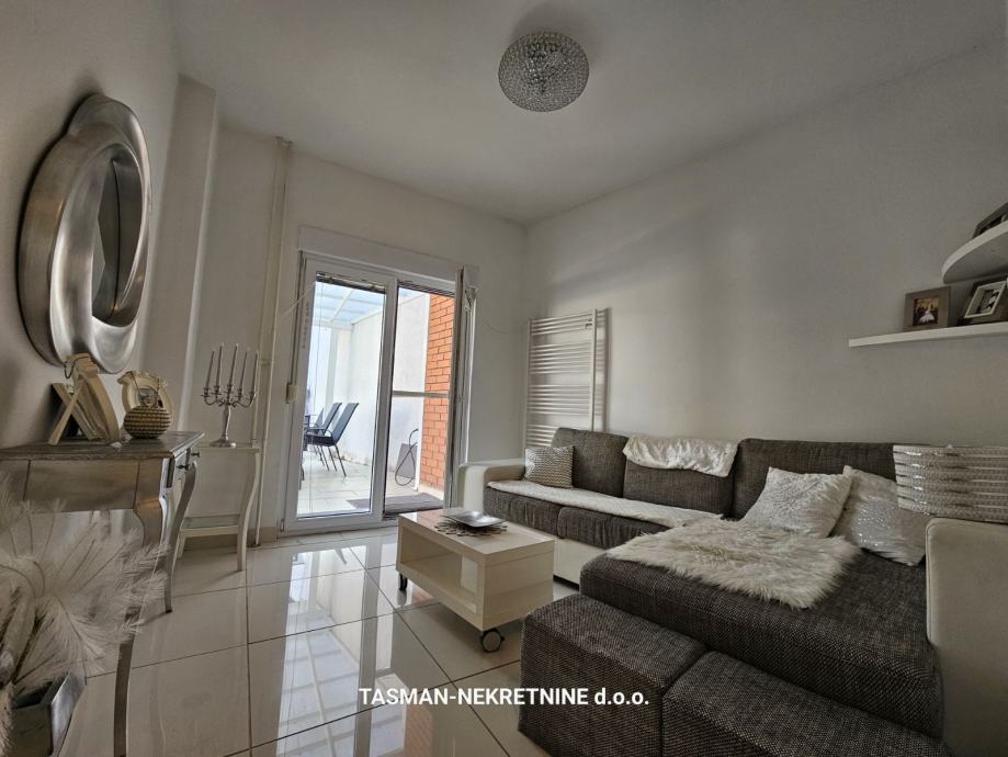 RETFALA! KOMPLETNO ADAPTIRANA 4-SOBNA KATNICA! TERASA! GARAŽA! PLIN ...