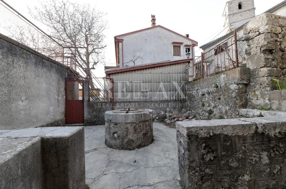 Rijeka, Grobnik- prostrana kuća sa radionom i garažom (prodaja)