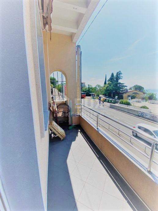 RIJEKA, KANTRIDA - Prostrani dvosobni stan sa pogledom na more i 250m (prodaja)