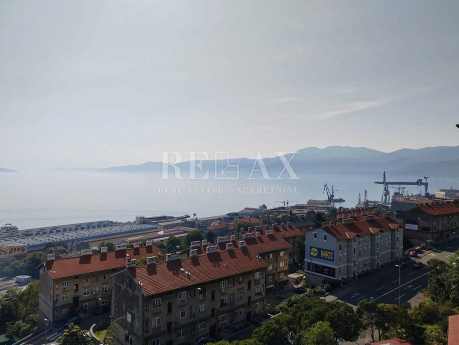 RIJEKA, KRNJEVO-Stan s pogledom na more i prirodu (prodaja)