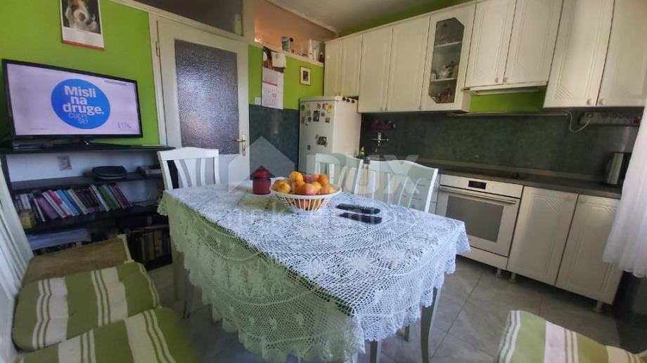 RIJEKA, RASTOČINE - Stan 2SKL sa lođom i pogledom na more (prodaja)