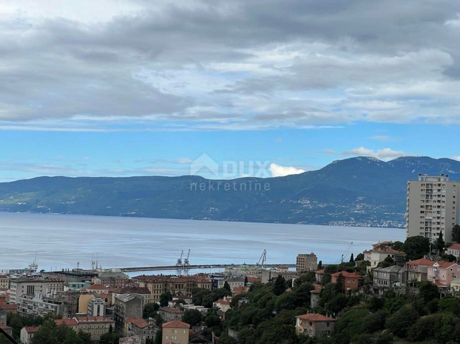 RIJEKA, TRSAT (BULEVARD)- 2 stana, pola kuće, parking, vrt!!! (prodaja)