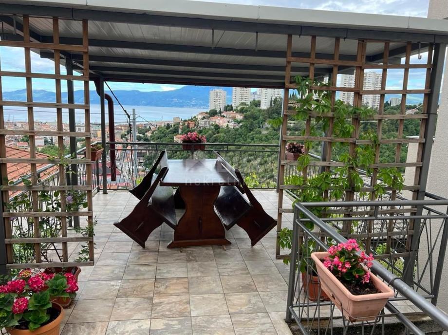 RIJEKA, TRSAT (BULEVARD)- 2 stana, pola kuće, parking, vrt!!! (prodaja)