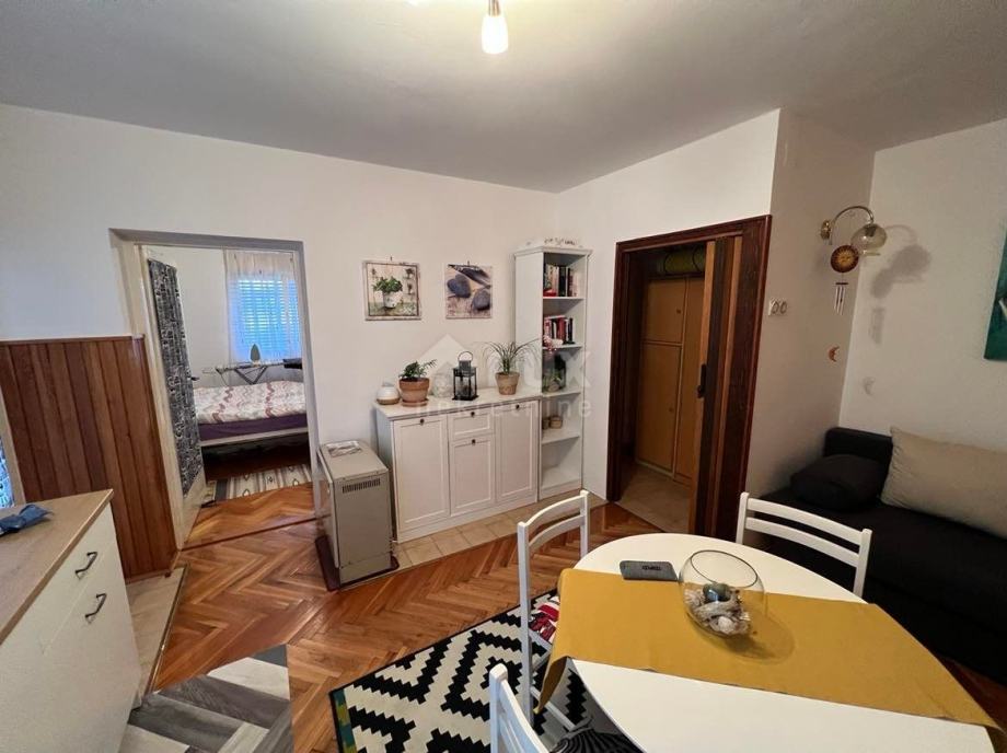 RIJEKA, TRSAT (BULEVARD)- 2 stana, pola kuće, parking, vrt!!! (prodaja)