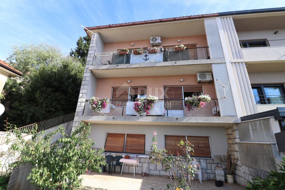 RIJEKA, TRSAT - Dvojna kuća, 3 stambene jedinice, panoramski pogled ...