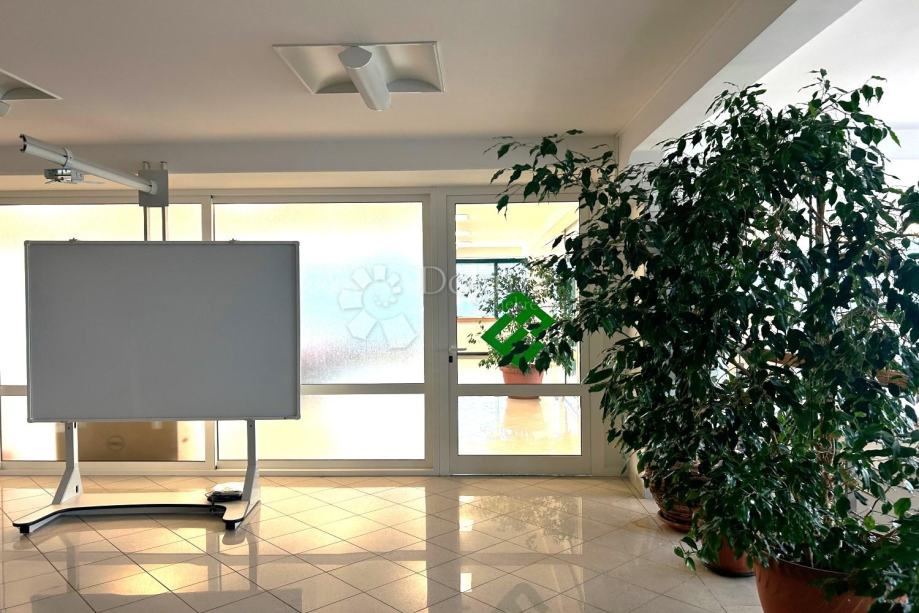 ROVINJ – komforan, dobro opremljen ured (iznajmljivanje)