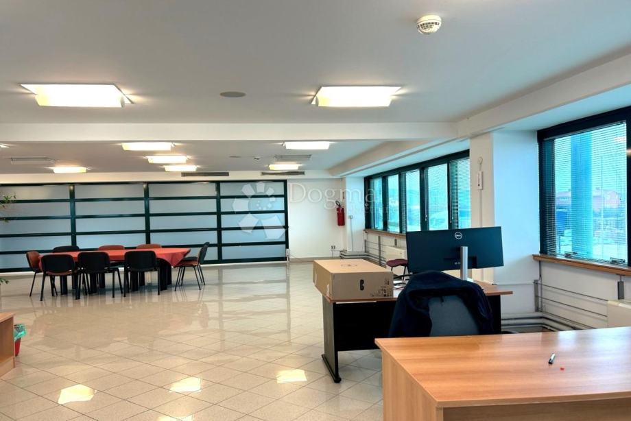 ROVINJ – komforan, dobro opremljen ured (iznajmljivanje)