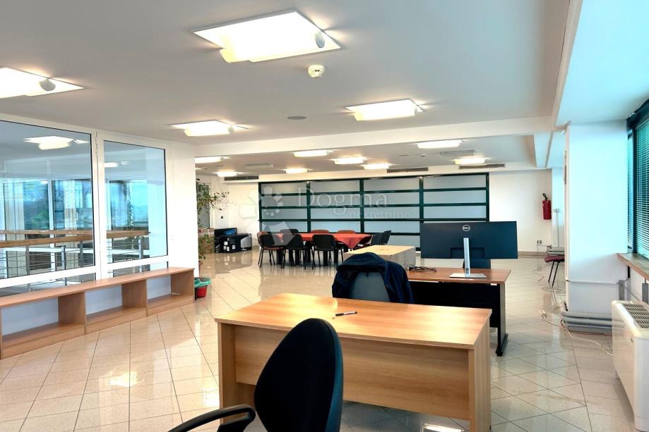 ROVINJ – komforan, dobro opremljen ured (iznajmljivanje)