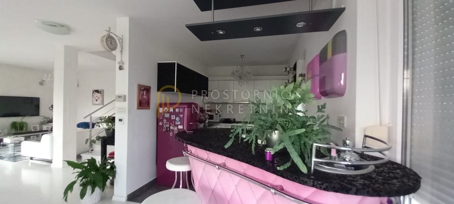 SAMOBOR, Mala Rakovica, moderna kuća, dva stana 550 m2, vrt, parking ...