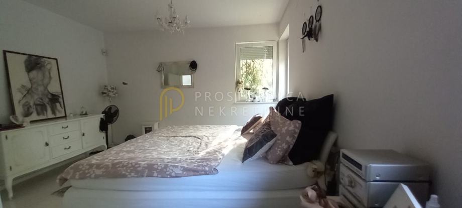 SAMOBOR, Mala Rakovica, moderna kuća, dva stana 550 m2, vrt, parking ...